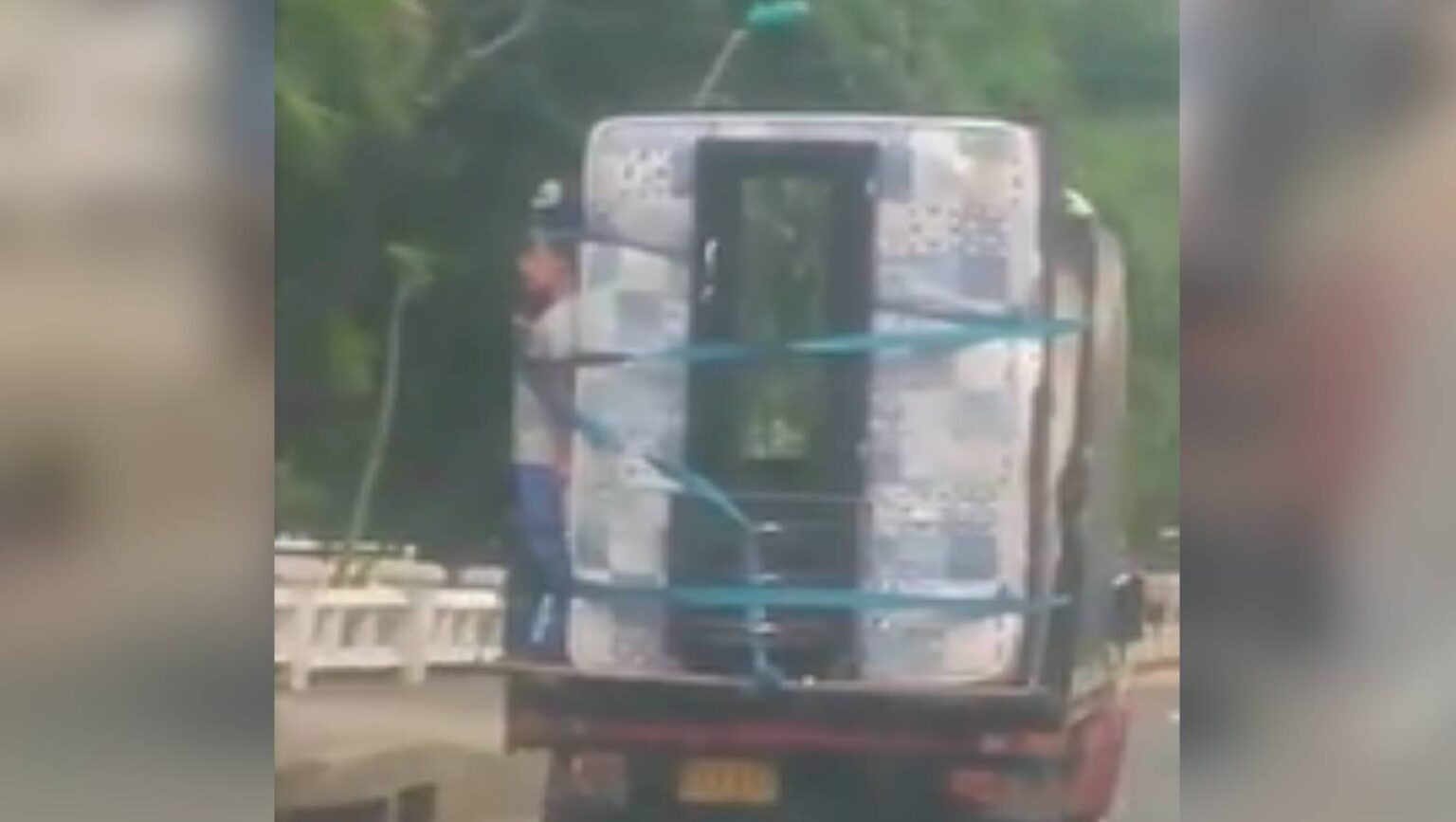 Amarraron hasta el ayudante al camión: la curiosa forma de hacer un ...