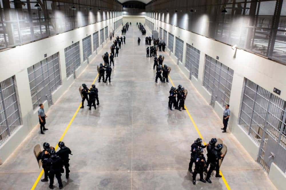 Así es la gigantesca cárcel que inauguraron en El Salvador ...