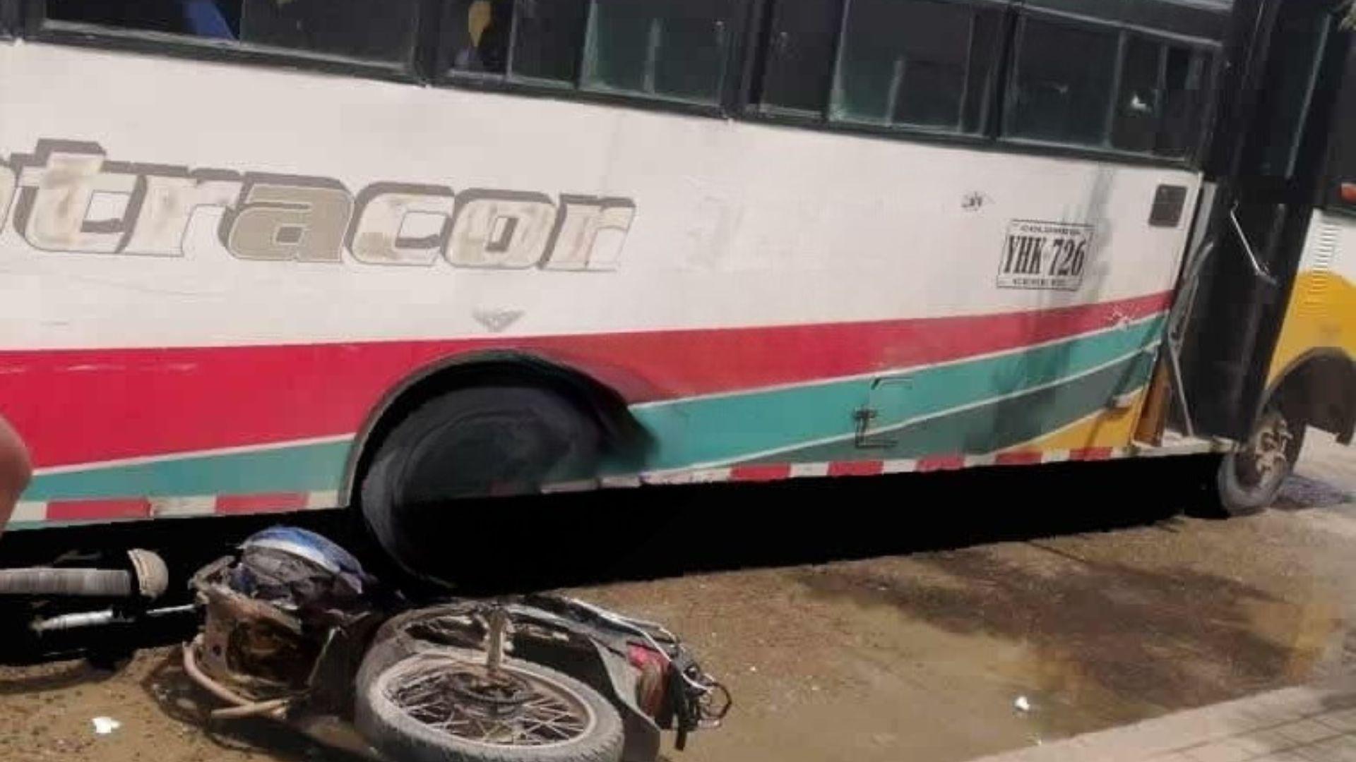Motociclista escapa milagrosamente de ser arrollado por una buseta en ...