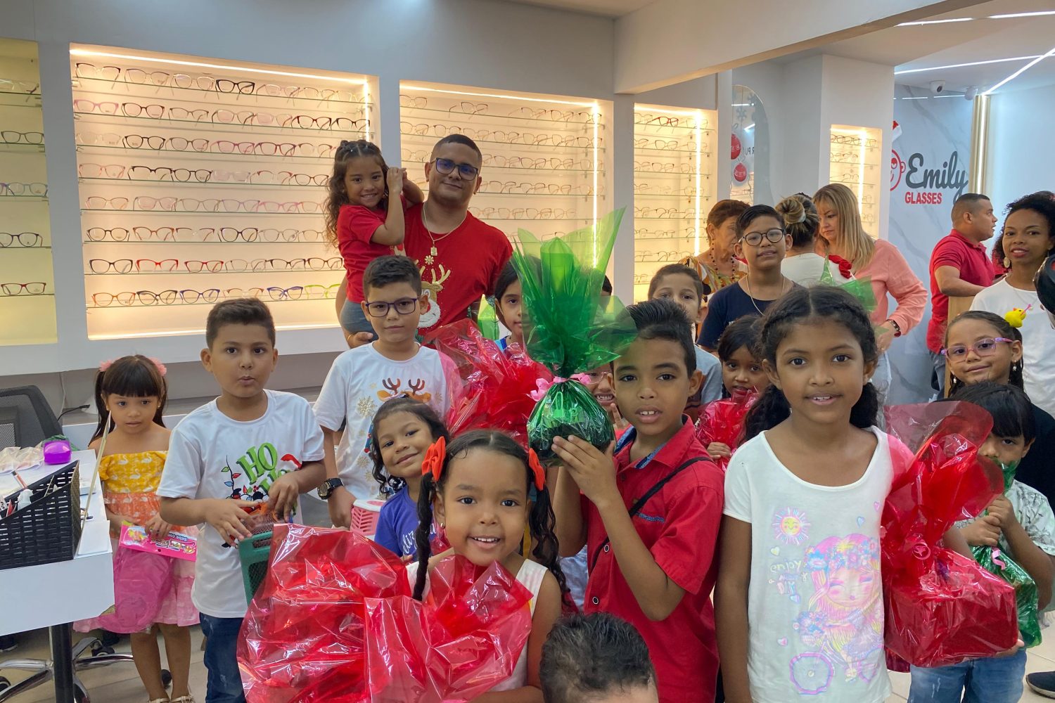 Óptica Emily Glasses regala sonrisas a niños en Montería esta Navidad ...