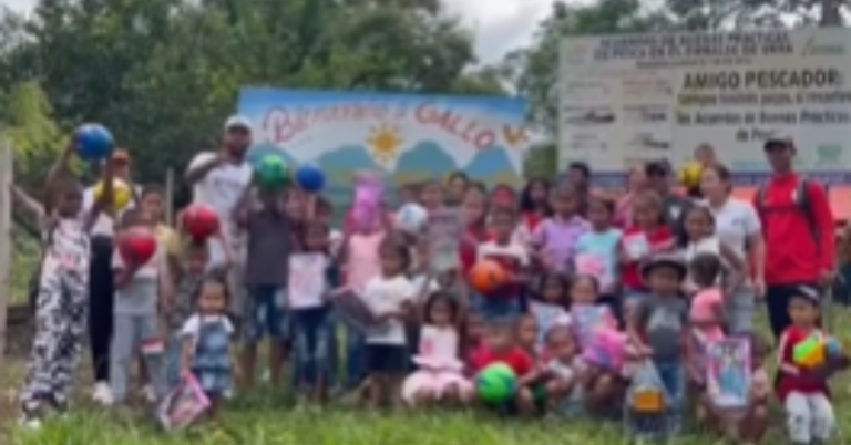¡Tremendo gesto el de El Colibrí! Llegó con regalos a zona rural de ...