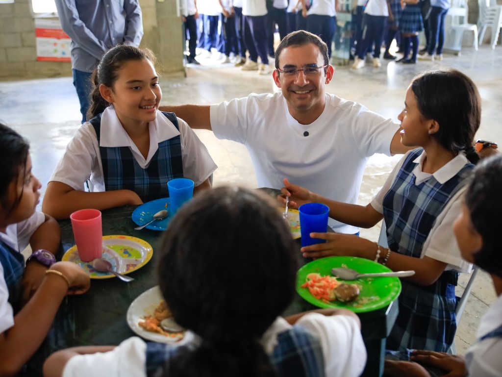 Con almuerzo incluido alcalde entrega plan de alimentación escolar ...