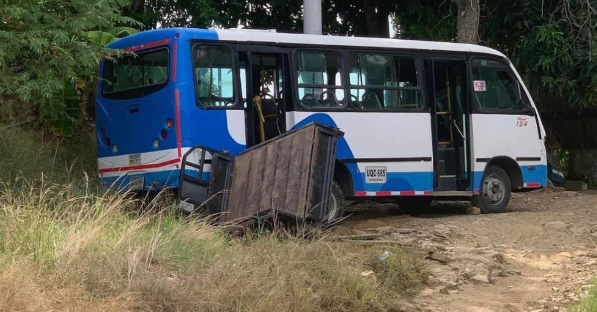 Motocarro evita que bus descontrolado caiga al río Sinú - Chicanoticias ...