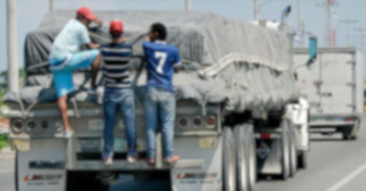 Mujer fallece tras caer de una tractomula en la vía Sahagún – San ...