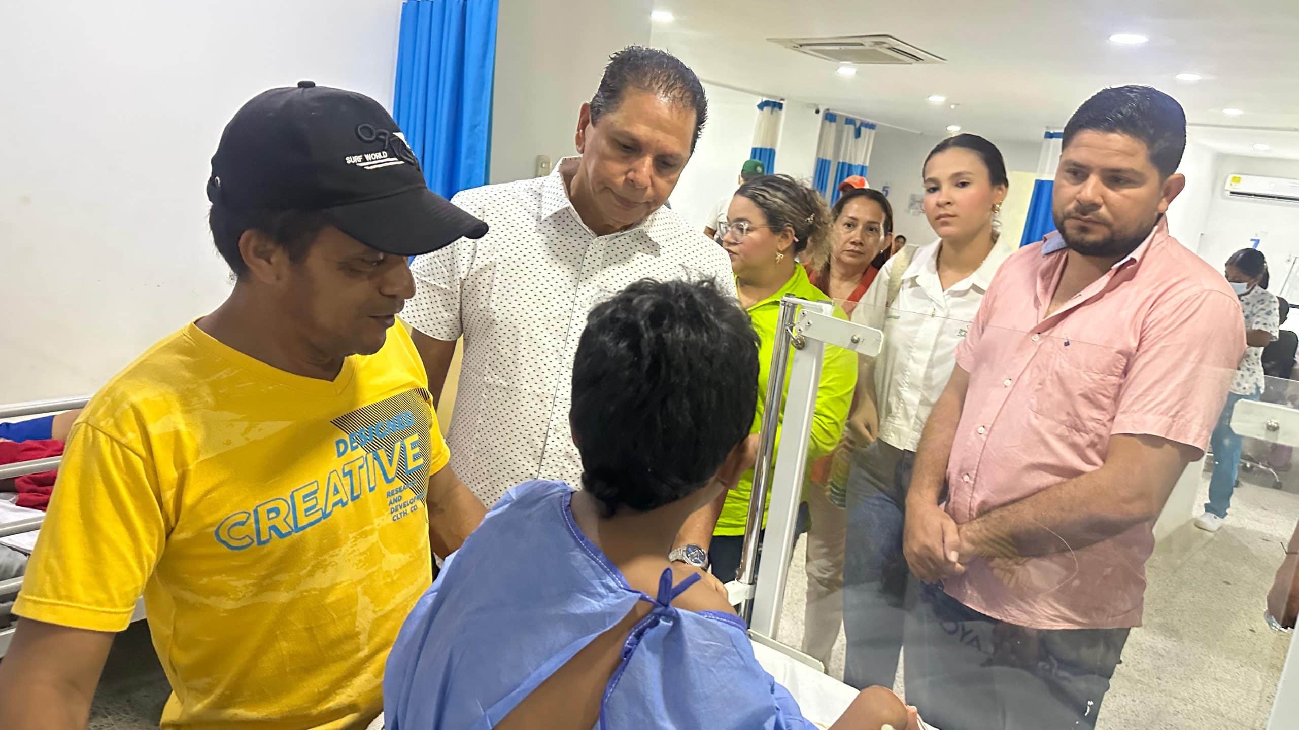 Alcalde William Cavadía acompaña a estudiantes tras accidente en la vía ...