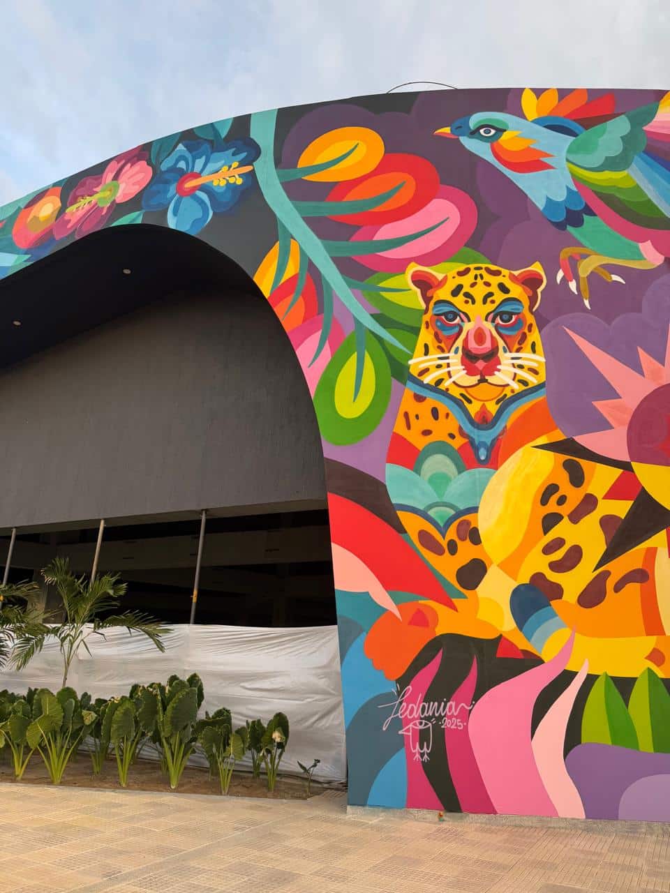El arte de Ledania llena de color y vida a Solar Place Mall con su ...