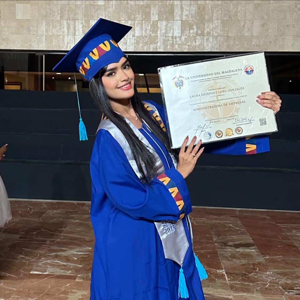 iQUE LINDO! Graduada dedicó título a su papá, un vendedor de agua 💧 ...