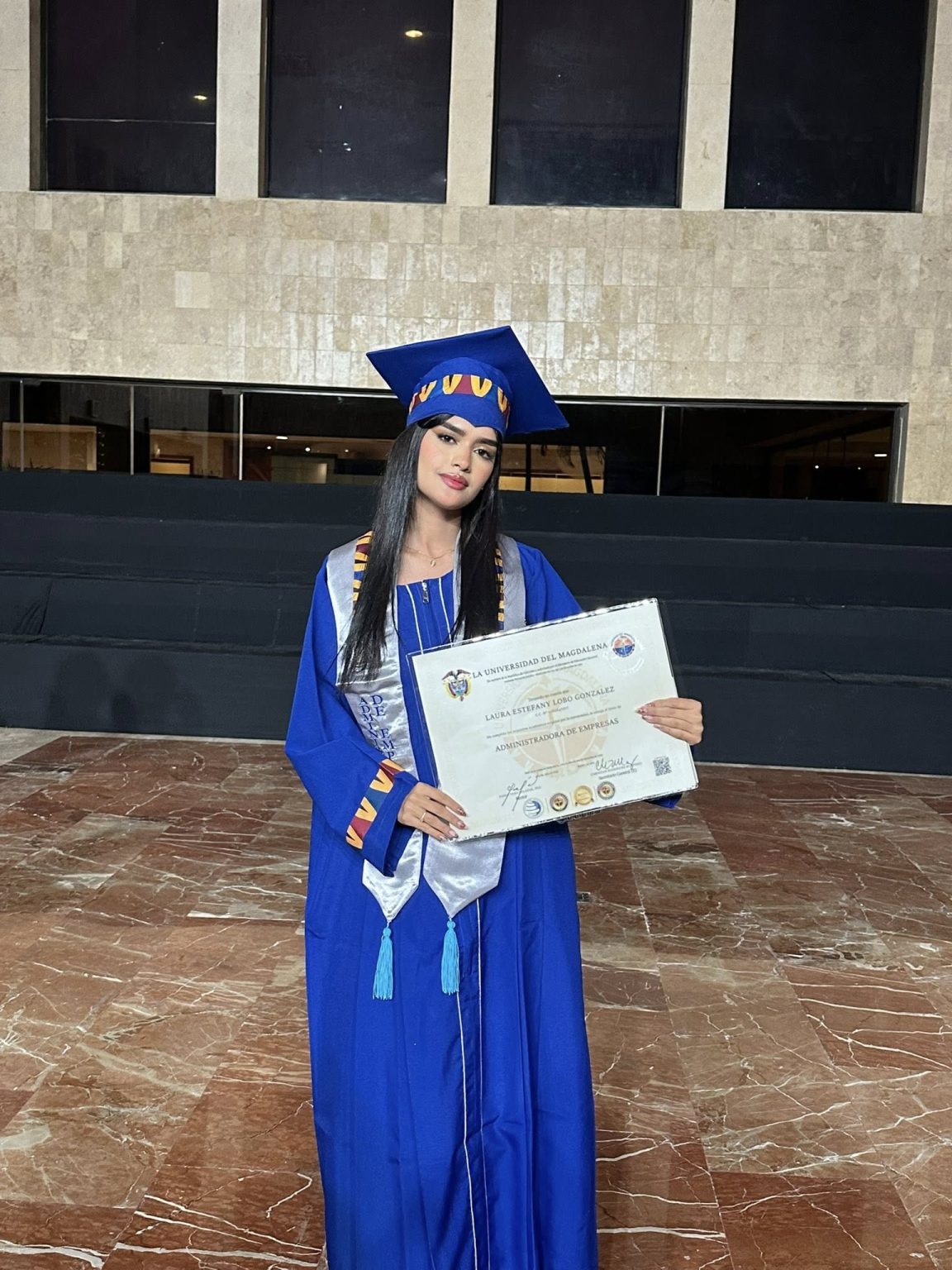 iQUE LINDO! Graduada dedicó título a su papá, un vendedor de agua 💧 ...