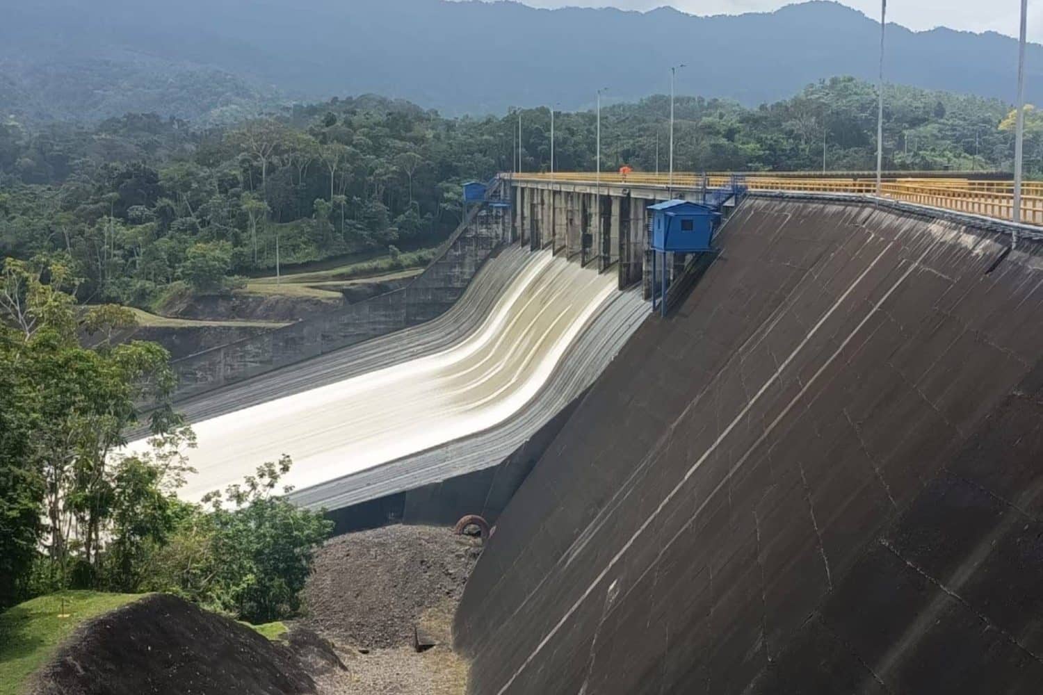 Nuevas descargar en la Hidroeléctrica URRÁ por aumento de caudal ...