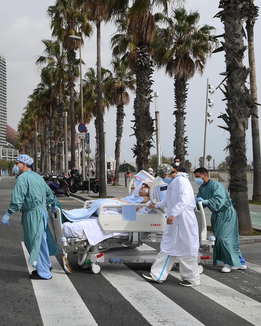 Pacientes del Hospital del Mar son llevados a la playa para mejorar su ...